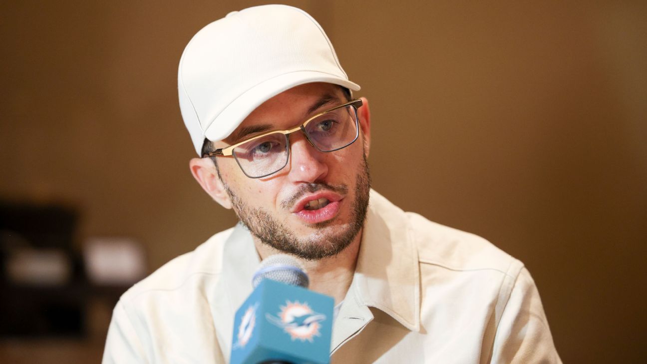 Why Mike McDaniel keeps faith in Dolphins despite defensive overhaul - ESPN