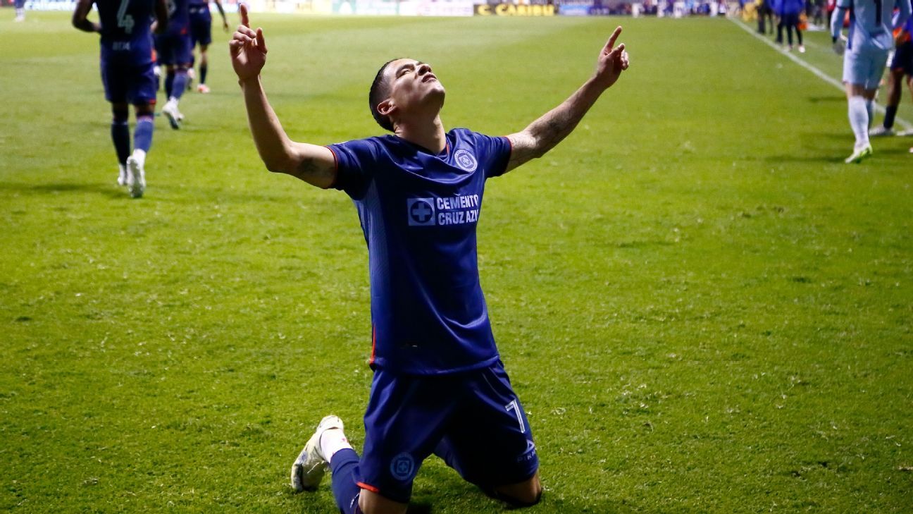 Santiago Giménez felicita a Uriel Antuna por su nivel con Cruz Azul - ESPN