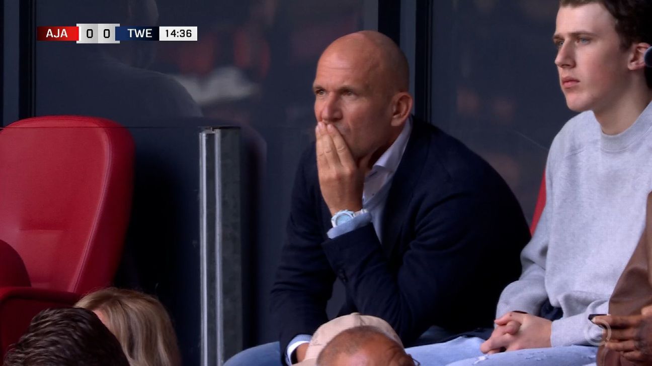 Aanwezige Alex Kroes krijgt steunbetuigingen van Ajax-publiek - ESPN
