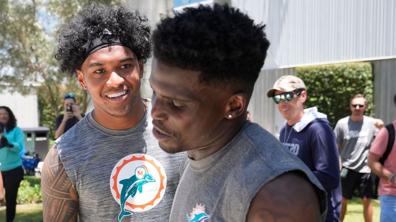 Tua Tagovailoa 'not blind' to QB deals but 'not concerned' yet - ESPN