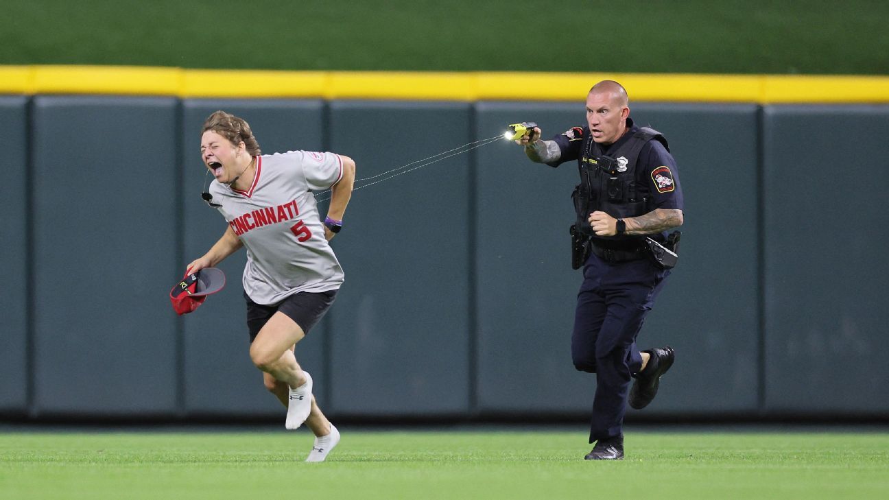 Schokkend moment in MLB: taser maakt einde aan show van veldbestormer ...