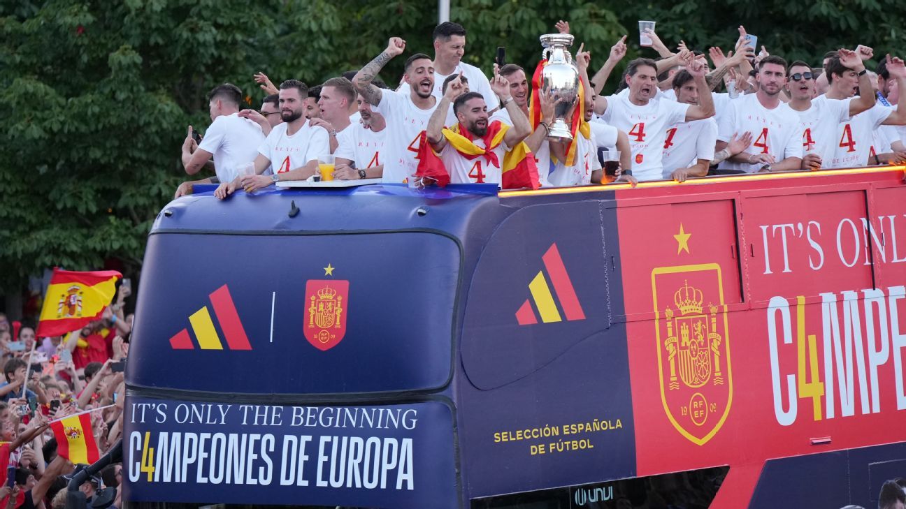 Spain squad meets King, enjoy bus parade after Euro 2024 win - ESPN