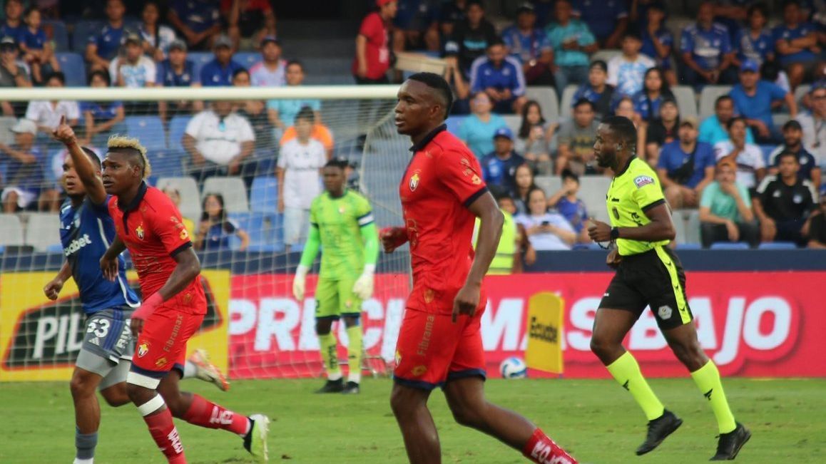 El VAR tuvo protagonismo en una acción del partido entre Emelec y El ...