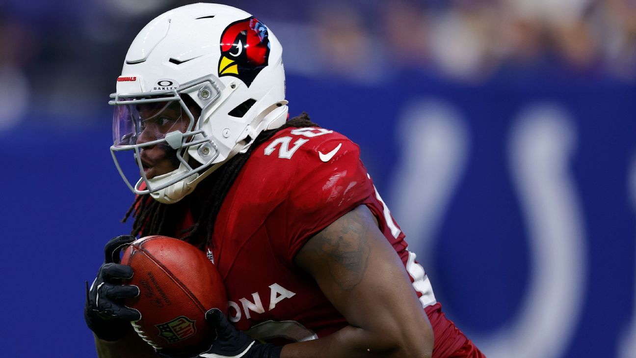 DeeJay Dallas scores first kickoff TD under new rule - ESPN