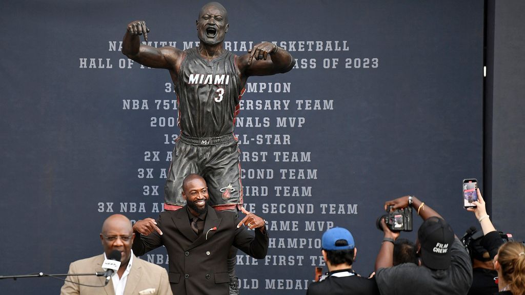 Heat unveil statue of Wade outside team’s arena – Sports Addicted