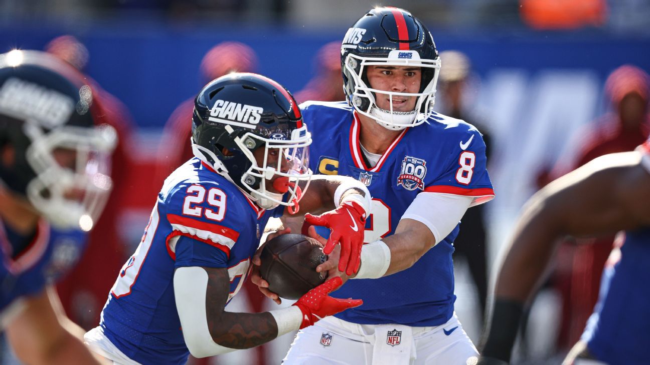 Daniel Jones throws for 0 yards in half as Giants lean on run - ESPN