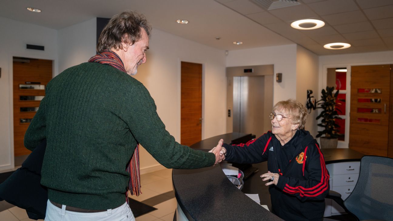 Kath Phipps: Longtime Man United receptionist dies aged 85 - ESPN