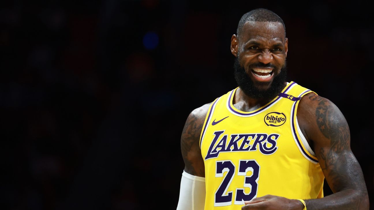 LeBron James (pie), en duda para el juego del viernes ante Hawks - ESPN