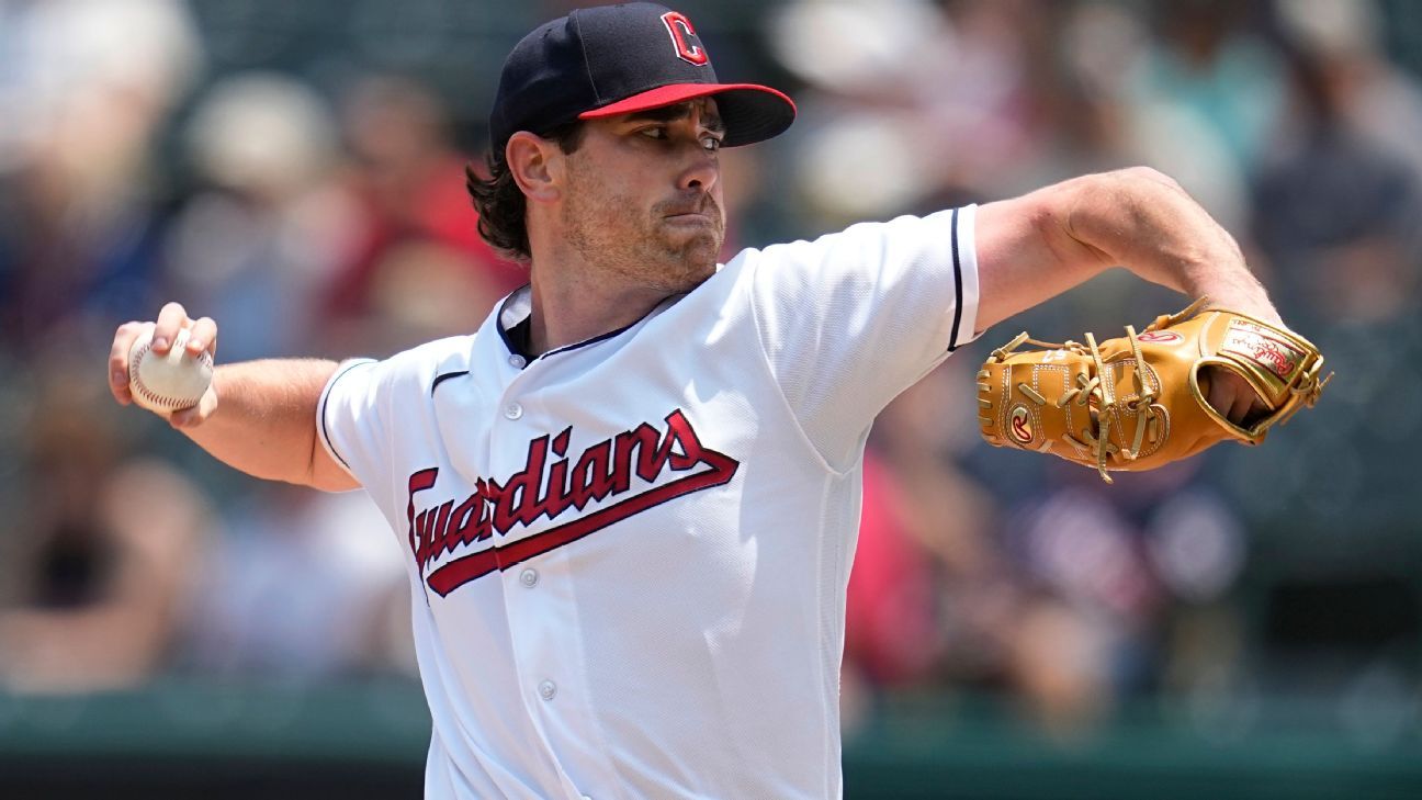 Pitcher Shane Bieber renueva por un año con Cleveland Guardians, dice ...