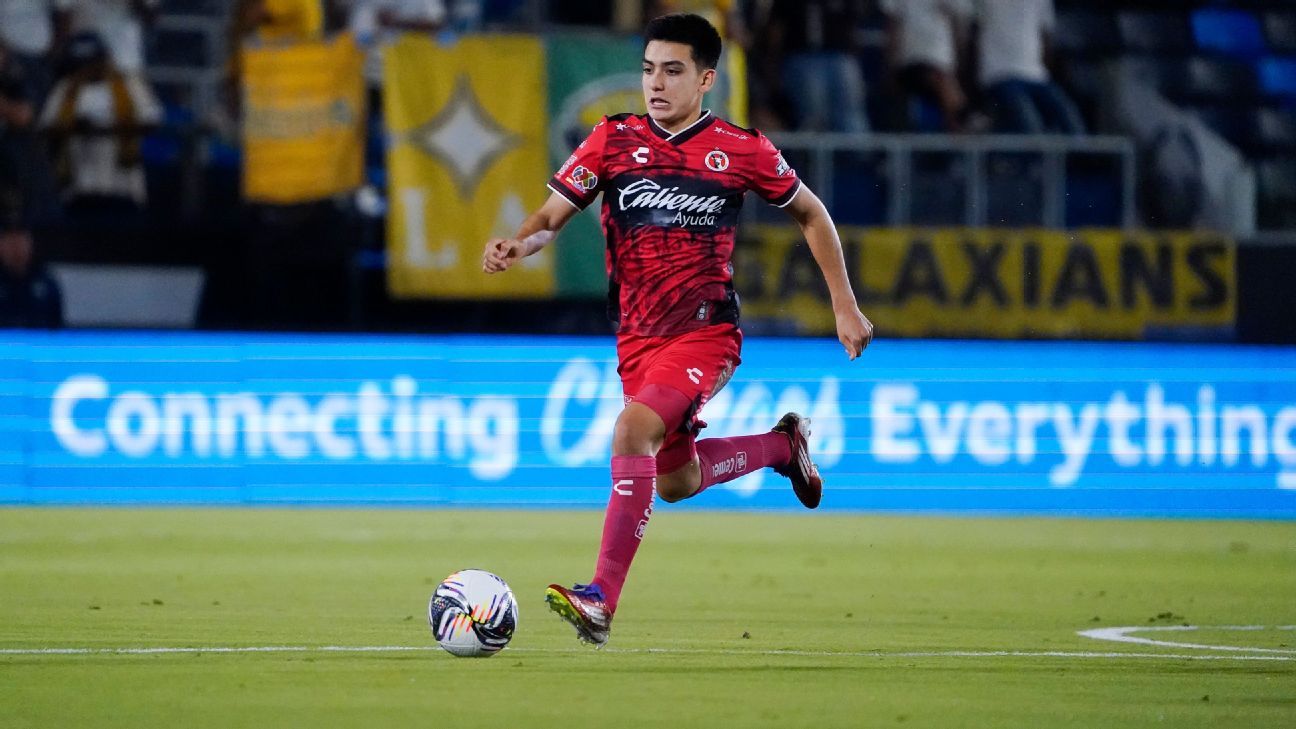 ¿Por qué Gilberto Mora juega con playera distinta a sus compañeros? - ESPN