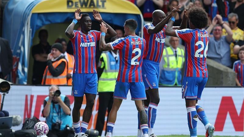 Video: Daniel Muñoz da asistencia en gol de Sarr en Crystal Palace vs ...