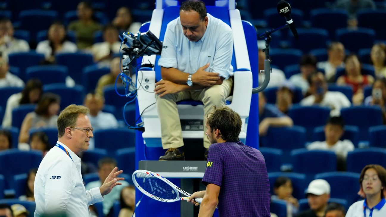 Con el reglamento al filo: la curiosa polémica de Medvedev con el juez de silla en Beijing - ESPN