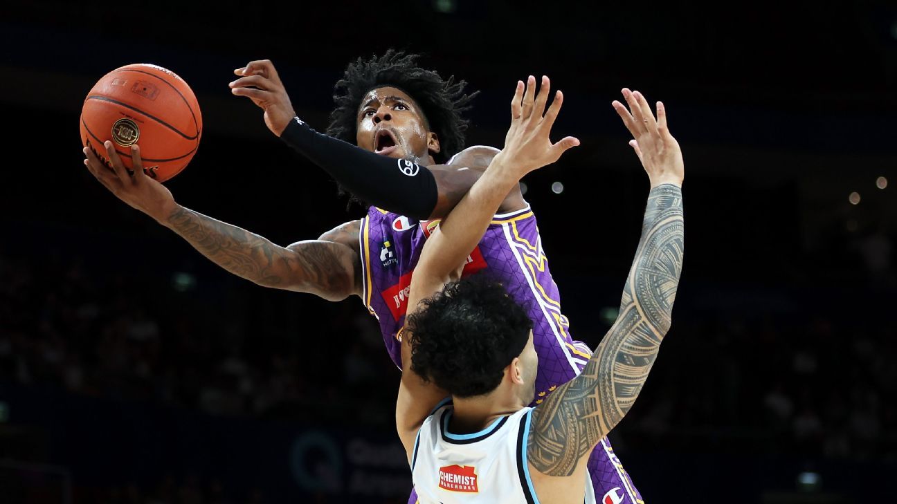 Davis stars as Sydney thrash winless Breakers - ESPN